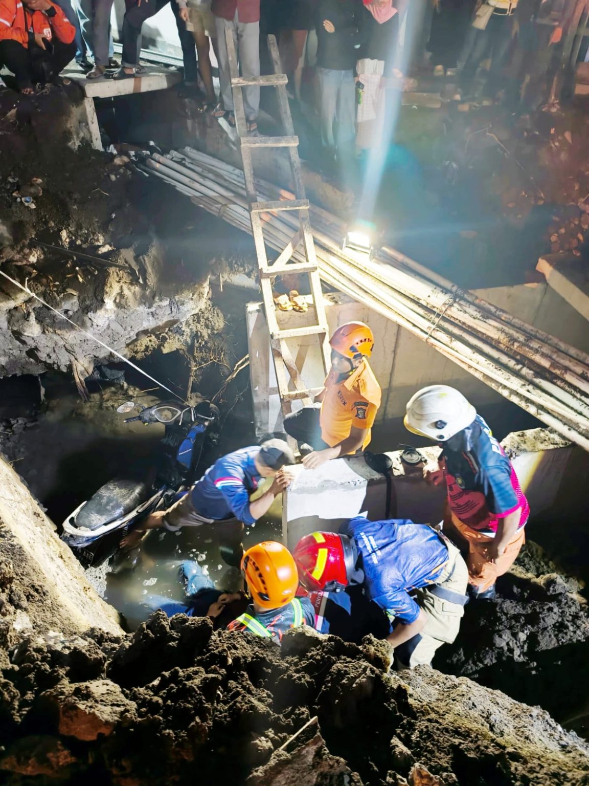 Tragis Pasutri Lansia Terperosok ke Proyek Gorong-gorong di Margorejo ...